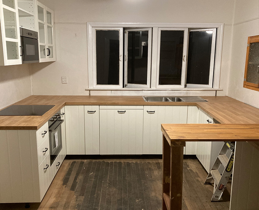 White country style kitchen with oak-effect benchtop - Mate4home